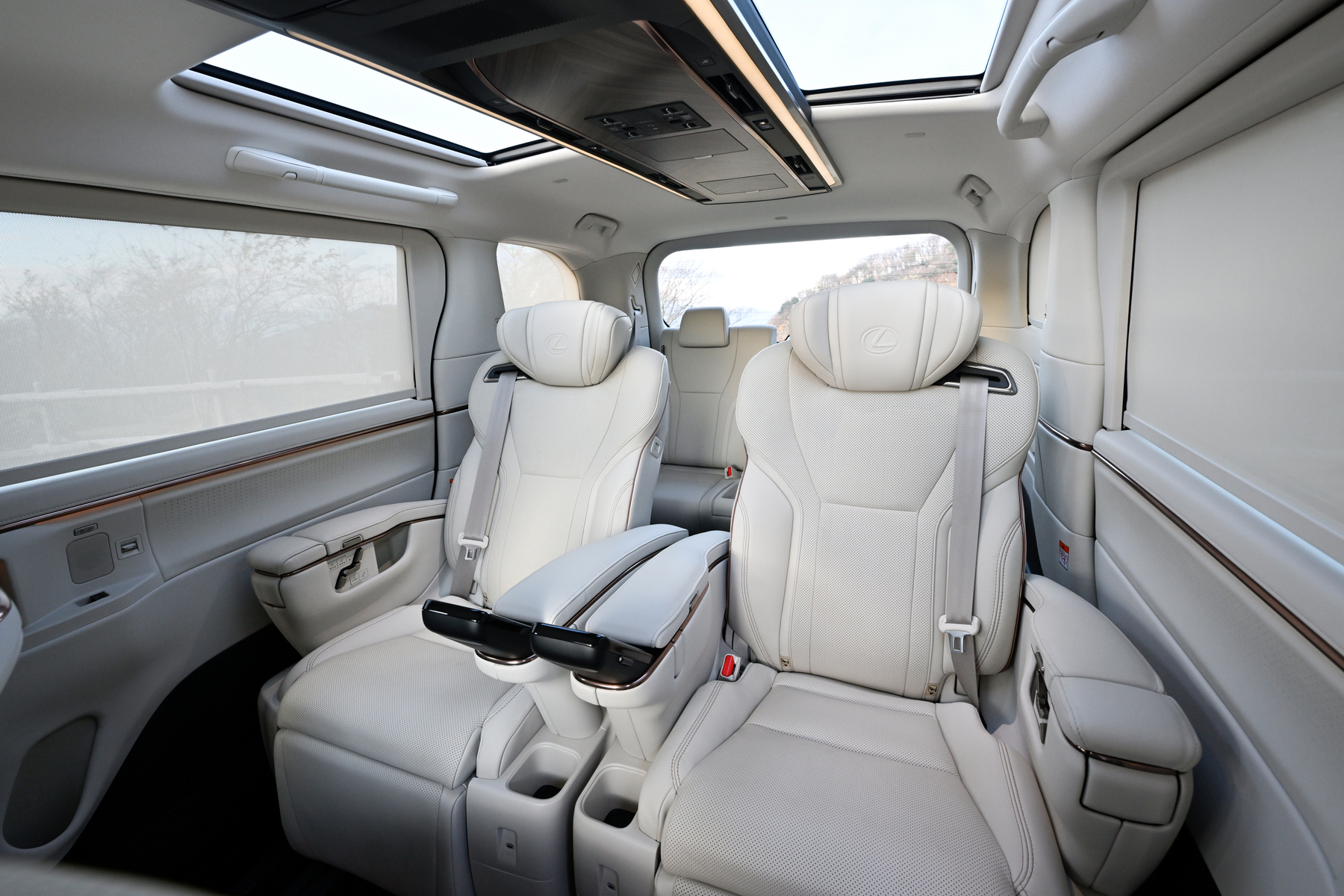 LEXUS LM500h “version L”・LEXUSの3列シートモデル「LM500h “version L”」がもたらすショーファー ...